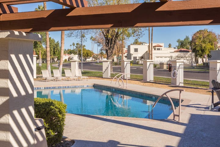 Cozy House, Pool, Spa, Tennis & Pickleball Courts - テンピ, AZ