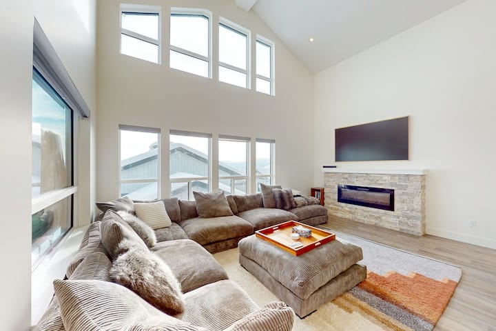 3 Br Retreat With Private Hot Tub & Mountain Views - Big White Ski Resort, BC