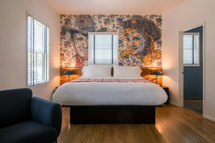 Cute Vintage Eco-friendly Hotel - Olive Suite - Taylor, TX