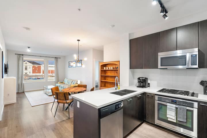 Cozy 2br Condo In Central North Vancouver - North Vancouver