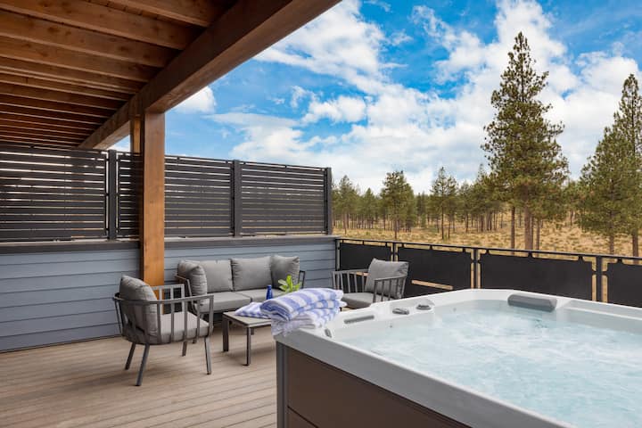 Hot Tub, Mins To Old Bend | 2 Units - King | Aerie - Bend, OR