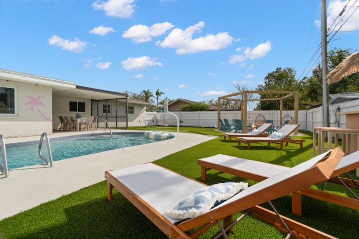 Clearwater Iconic Heated Pool Home+games Sleeps 11 - Clearwater, FL