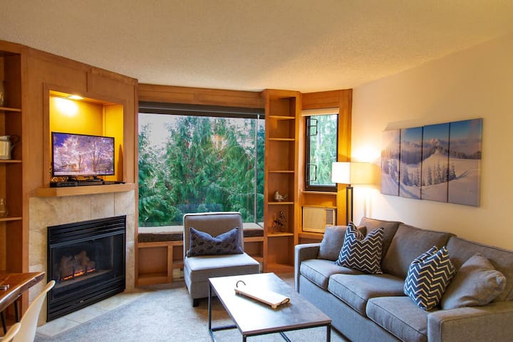 1br Next To Slopes On Blackcomb W Pool & Hot Tub - Whistler