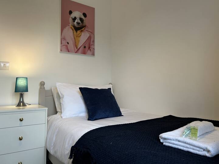 Beautiful 3 Bed, Bostock House - Chichester