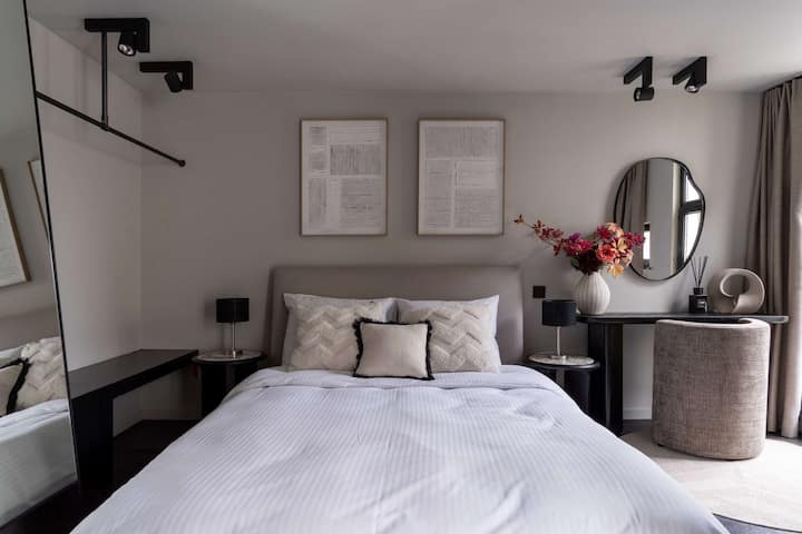 Stylish Suite With Private Patio – Perfect For 4 - Antwerp