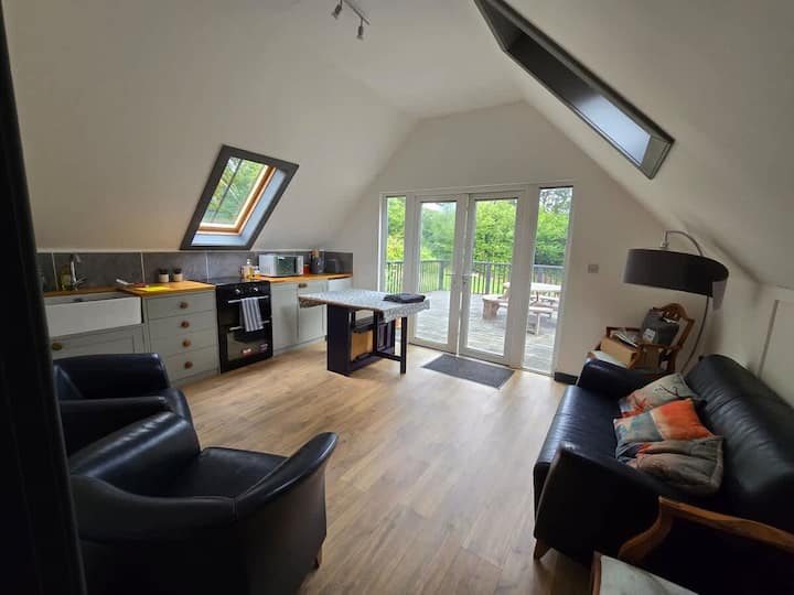Spacious Country Three Bed Apartment - 호셤