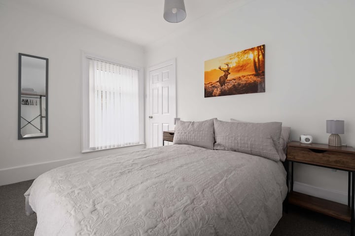 3-bed Retreat | Free Parking, Long Stay Deals - Cleethorpes