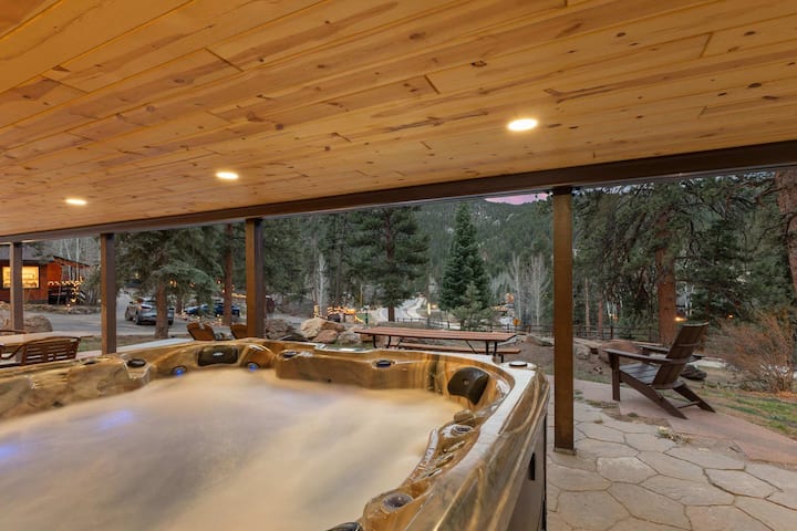 Cabin 12 - Spacious & Updated -Hot Tub & King Beds - Estes Park, CO