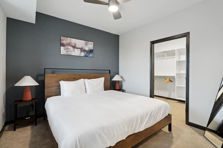 Cozysuites Mass W/ Parking, Lounge & Roof Deck #33 - Indianapolis, IN