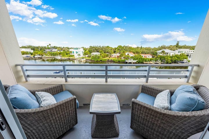 Stunning Waterfront 1.5/2 Condo The Strand - Sarasota, FL