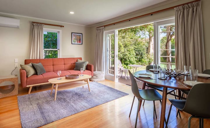 Black Cottage | Beautiful Central Cottage For Two - Rotorua