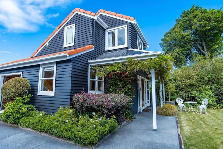 Black Cottage | Beautiful Central Cottage For Two - Rotorua