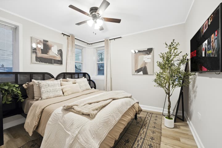 Stylish 4br | Sleeps 8 | Garage Parking | Near Air - Cicero, IL