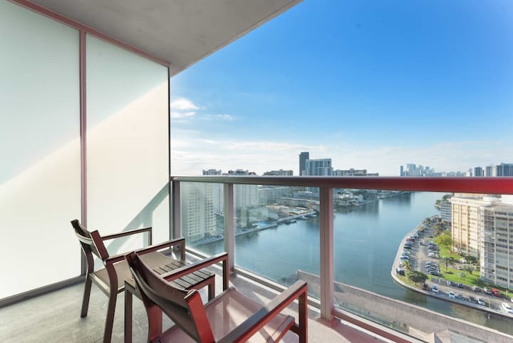 Waterfront Views - Beach Services - 21st Floor - Hallandale Beach, FL