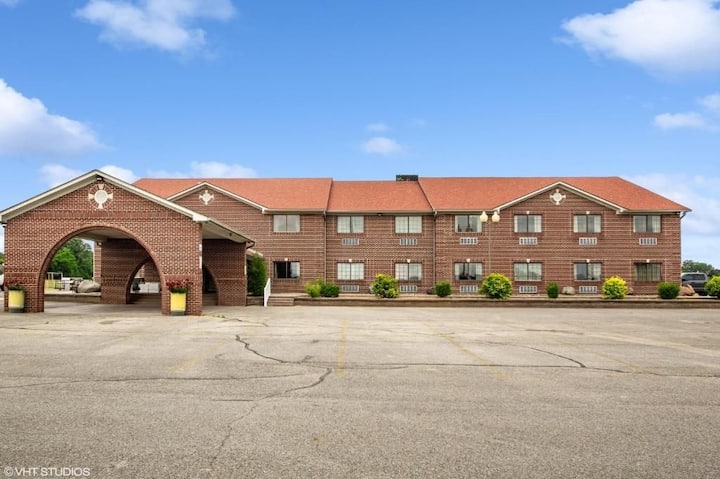 Non-smoking King Room With Jetted Tub 01 - Mooresville, IN