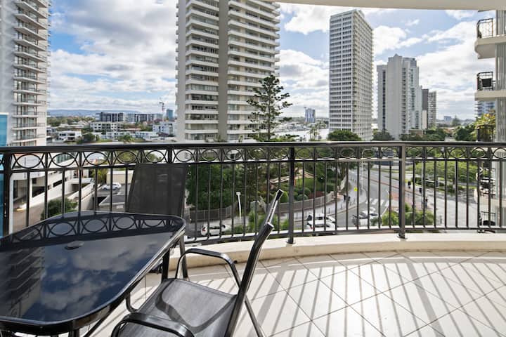 Chevron: 3 Bedroom, Sleeps 10 - 3 Pools - Surfers Paradise