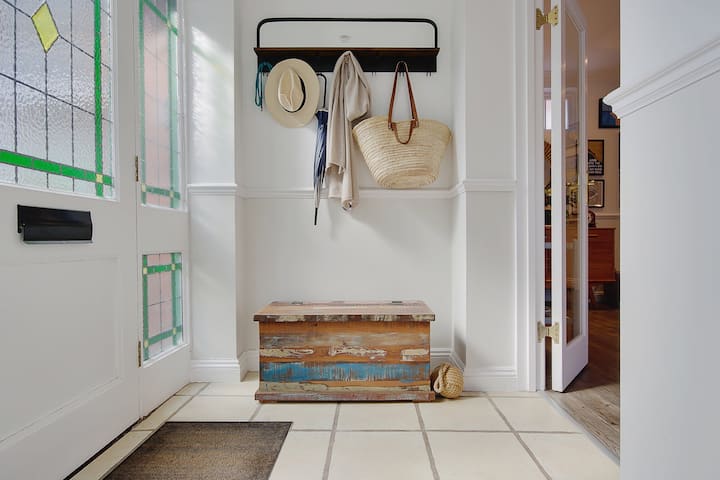 The Coach House Branksome - Stylish 3-bed Home - Poole