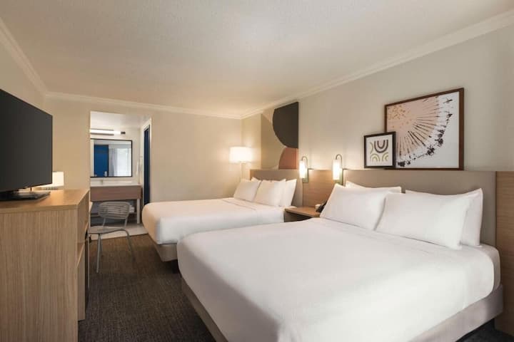 3 Chic Rooms W/ Poolside Tiki Bar + Breakfast - Sarasota, FL