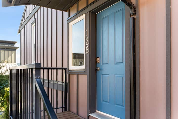 Sooke Ocean View Townhome, 2 Bedroom, Sleeps 6 - Sooke