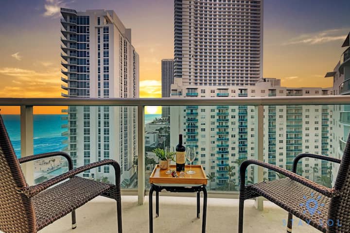 Stylish Ocean Apartment With Pool - Hollywood, FL