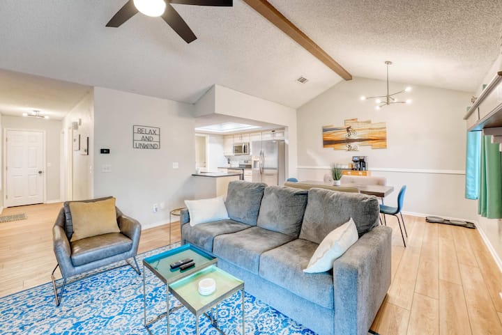 Modern Bentonville Retreat - Sleeps 6, Near Trails - Bentonville, AR