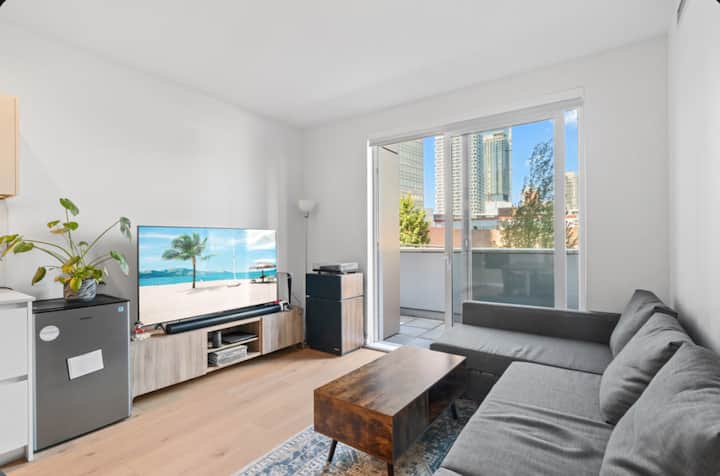 Modern 2br Suite With City Views & Amenities - Burnaby