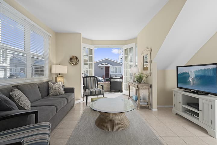 Downstairs Ocean View Beach House! Prime Location! - Newport Beach, CA