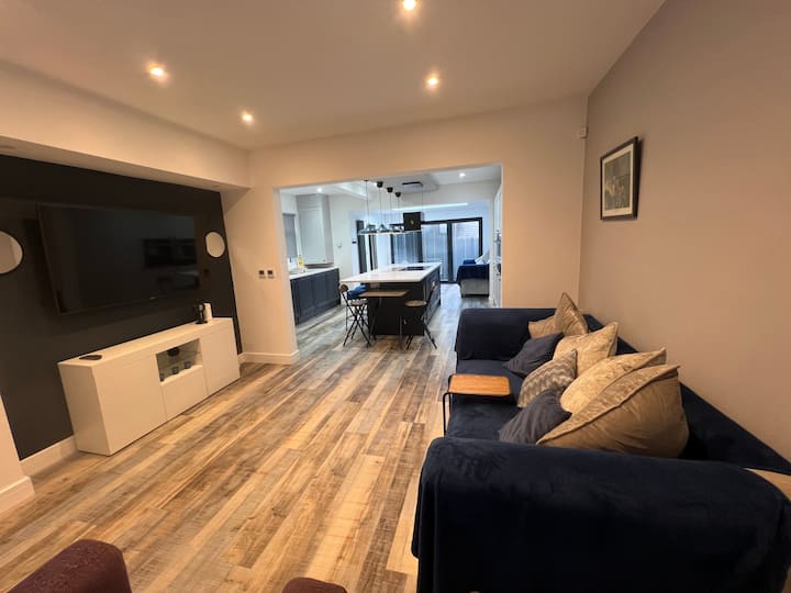 Whole House -Sleeps4-parking-garden-bikinghiking - Bury