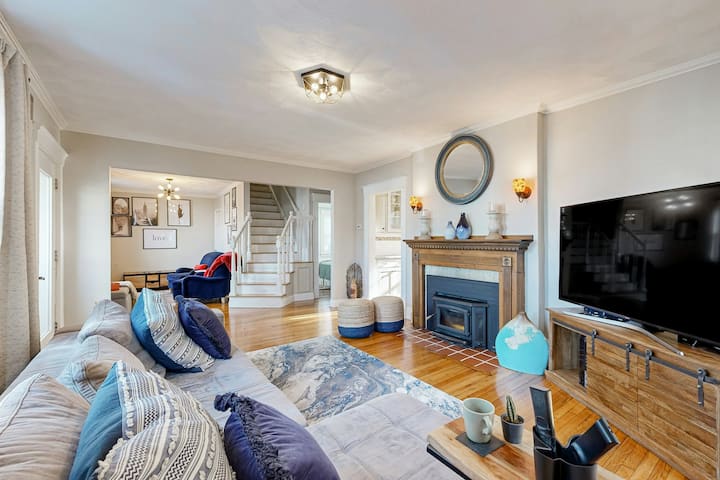 3br Home W/deck- Walkable To Transit And Eateries - Newton, MA