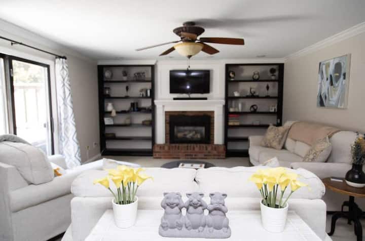 Warm & Welcoming Family Escape With Cozy Amenities - Saratoga Springs, NY