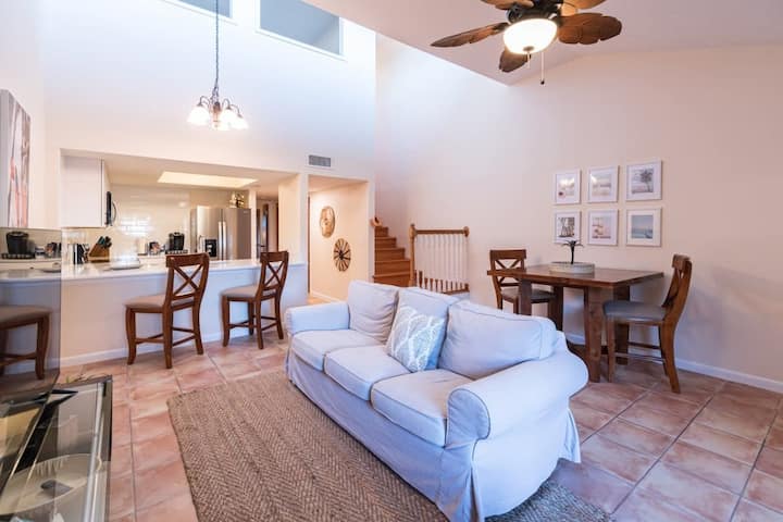 Charming Townhouse Steps From Cocoa Beach - Cocoa Beach, FL