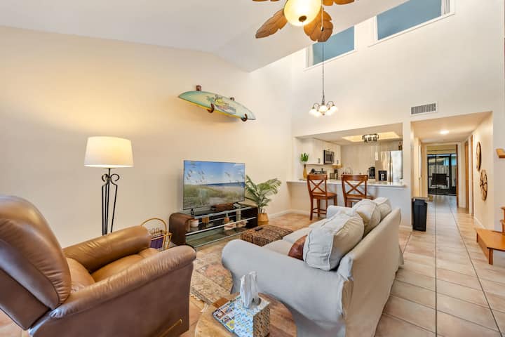 Beach Townhome Steps From Downtown Cocoa Beach - Cocoa Beach, FL