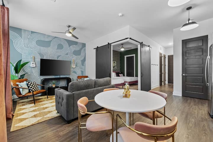 Strum & Style | Pool, Gym, & Prime Location! - Nashville, TN