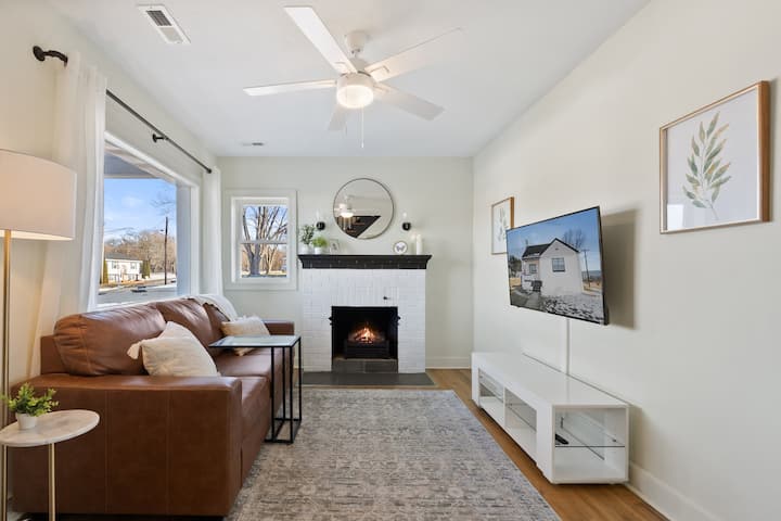 B & W Cottage - 4 Bedrooms In Town - Shenandoah National Park