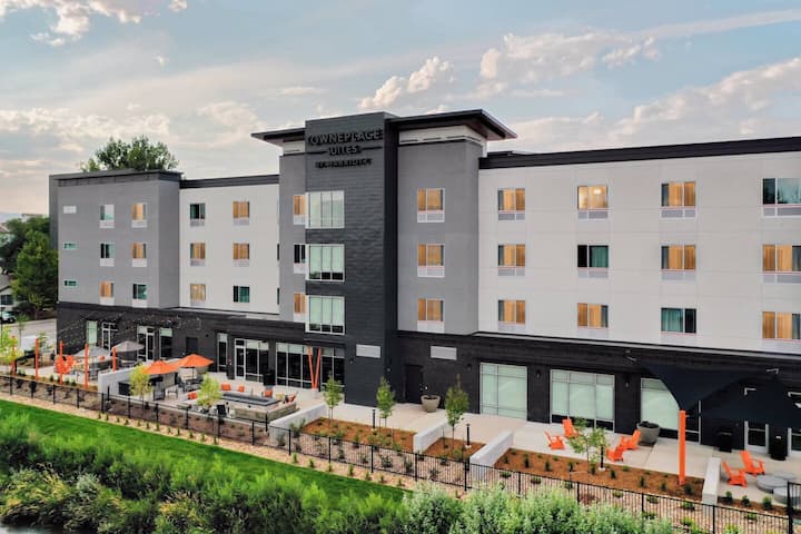 Home Away From Home At Loveland | Free Breakfast - Loveland, CO