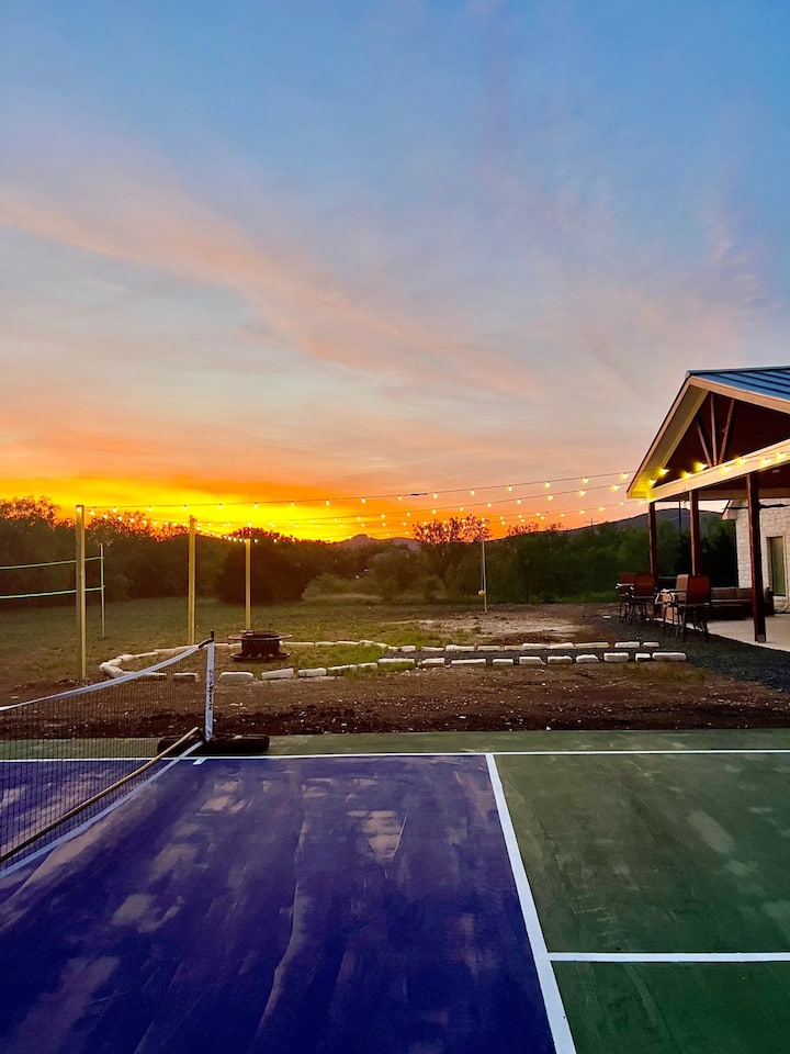 Pickleball Court! Lux New Build~2 Minutes 2 Frio~ - Concan, TX