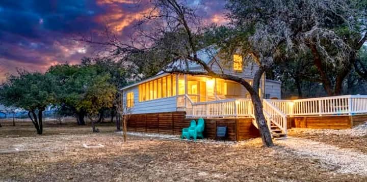 Deal~ Luxury River Lodge, 3 Minutes 2 Frio, Views! - Leakey, TX