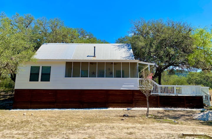 Deal~ Luxury River Lodge, 3 Minutes 2 Frio, Views! - Leakey, TX