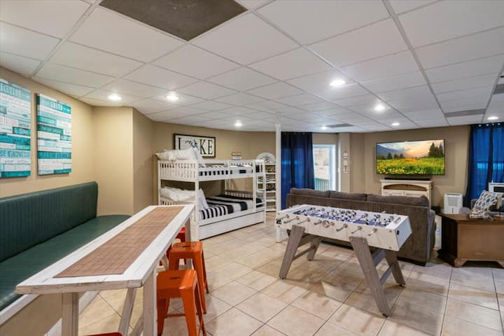 The Glass Haven–no Wake Cove & Fire Pit! - Lake Ozark, MO