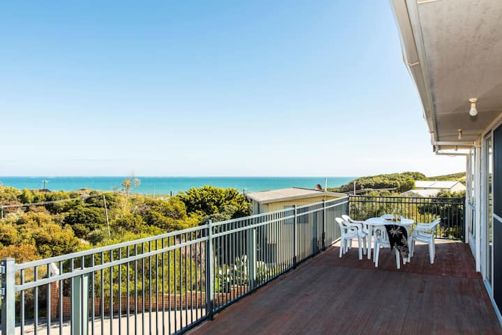 Ninetta's Views - Great Coastal Location - Guilderton