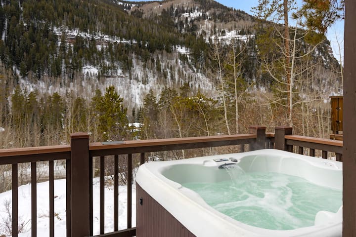 Charming 2br Chalet In East Vail With Hottub Views - Vail, CO