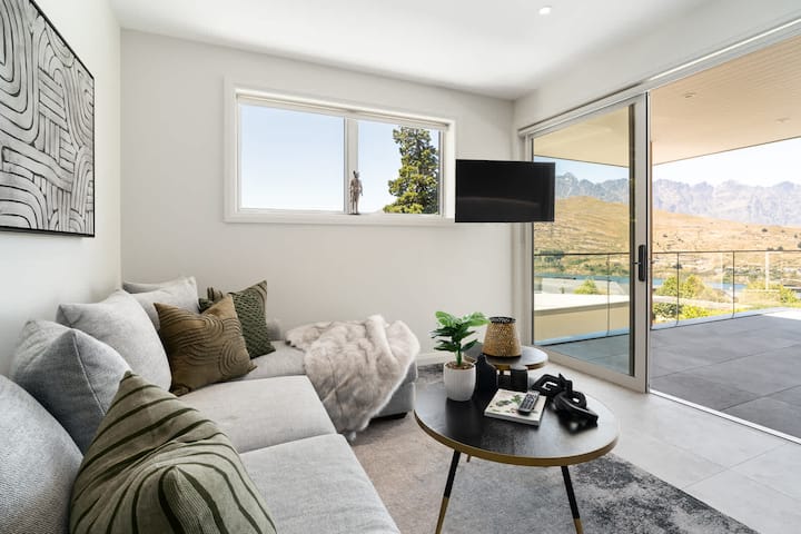 Tahuna Escape - Spectacular Views, Spa & Deck - Queenstown