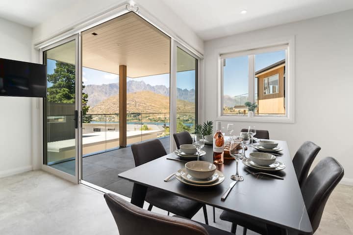 Modern Comfort With Spectacular Views – Spa & Deck - Queenstown