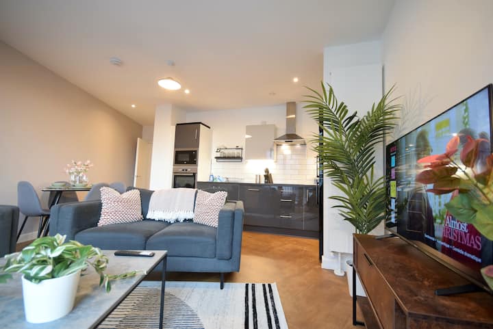 Suite Life: 2-bed, 1-bath Top-floor In New Cross - Manchester