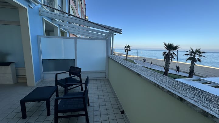 P046 - Porto Recanati, Sea Front Apartment - Porto Recanati