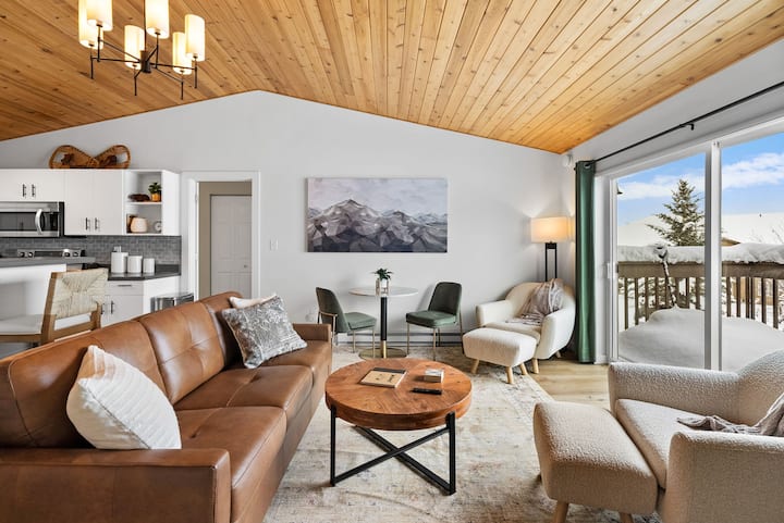 Cozy 2 Bedroom Condo W/ Private Hot Tub - Big Sky, MT