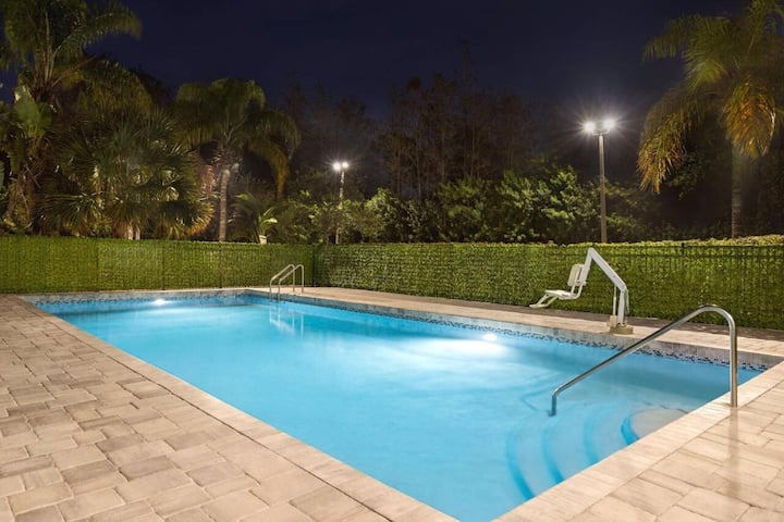 Ideal For Groups: 3 Rooms W/ Pool Near Disney - Orlando, FL