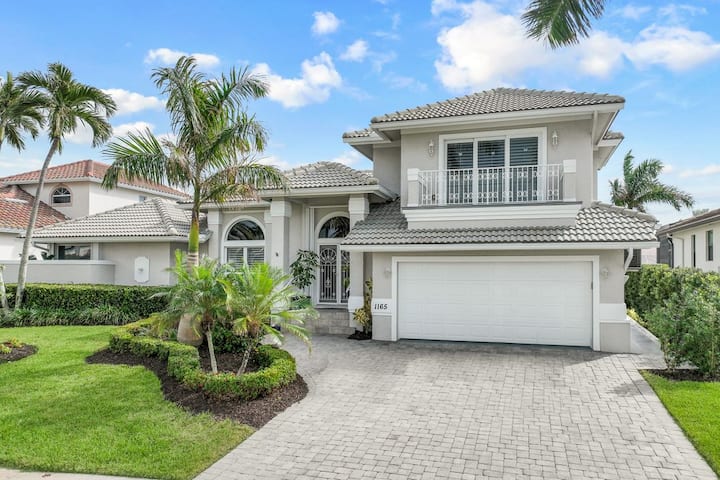 Charming 4 Bed Waterfront Escape W/ Pool And Dock - Marco Island, FL