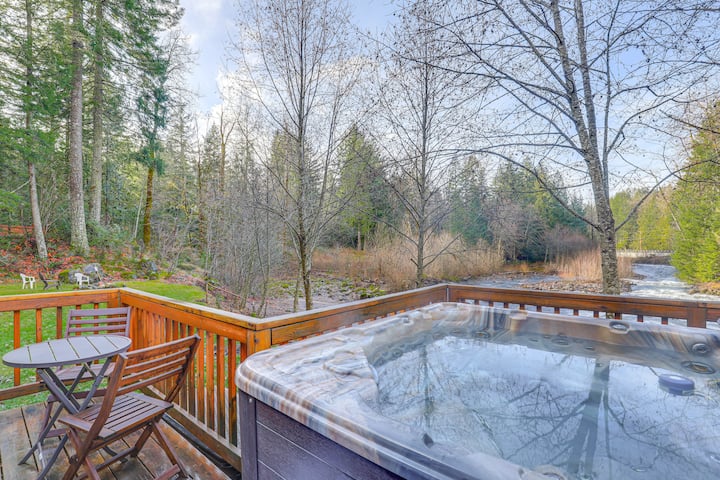 Pet-friendly Riverfront Cabin W/ Hot Tub - Oregon