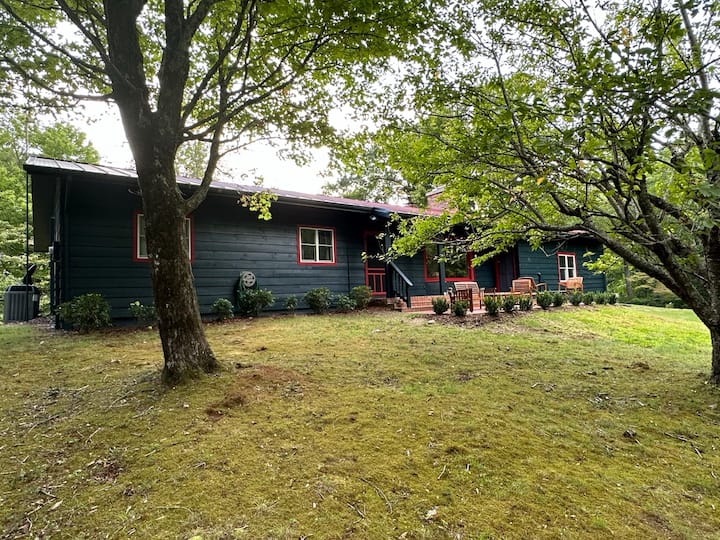 The Marigold Cottage - Highlands, NC